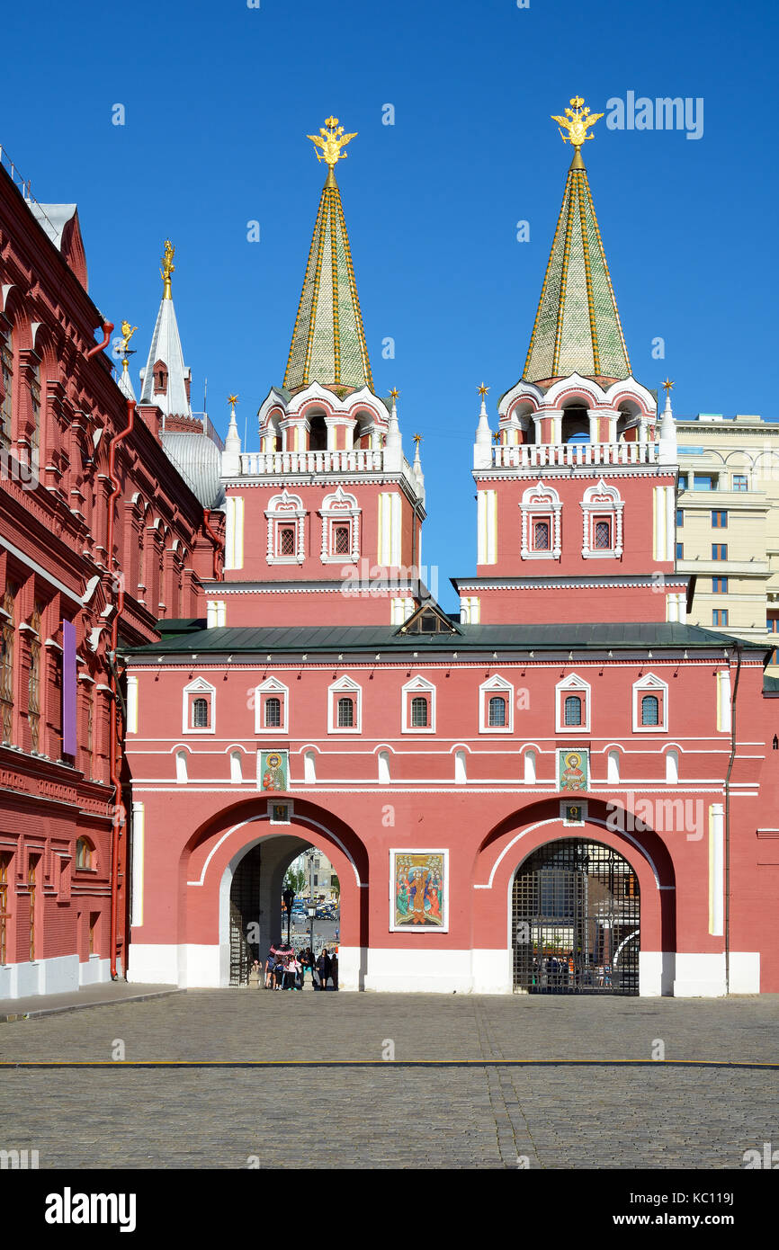 Moscow, the ancient Voskresenskie gate in the passage to Red square ...