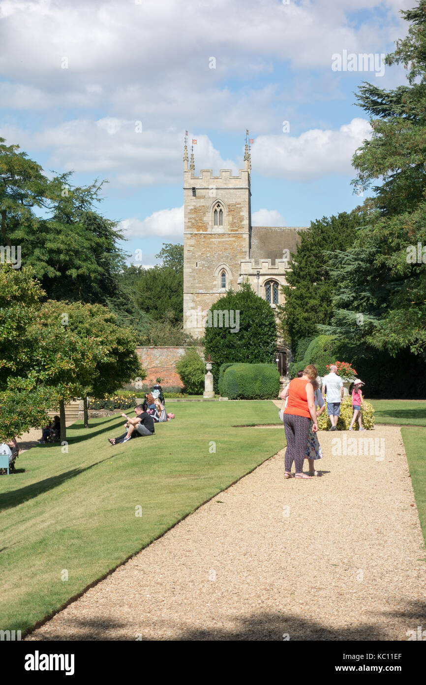 Footpath through garden hi-res stock photography and images - Alamy