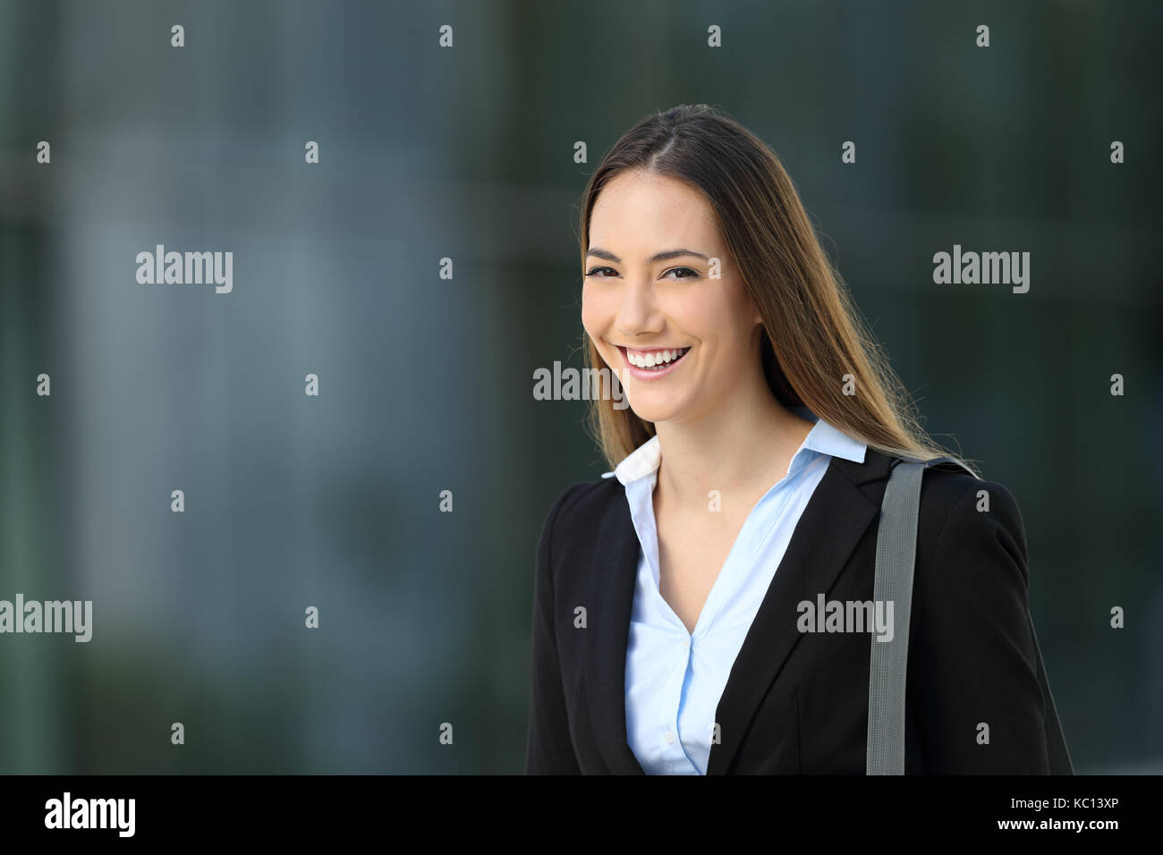 Black woman standing proud pose hi-res stock photography and images - Alamy