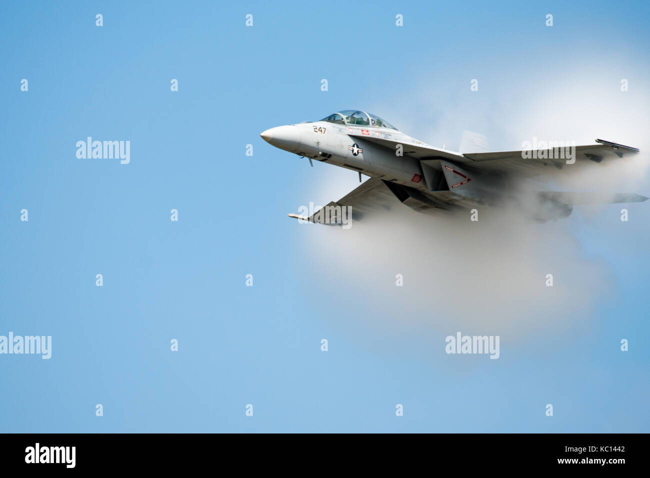 Fighter aircraft vapour trails hi-res stock photography and images - Alamy