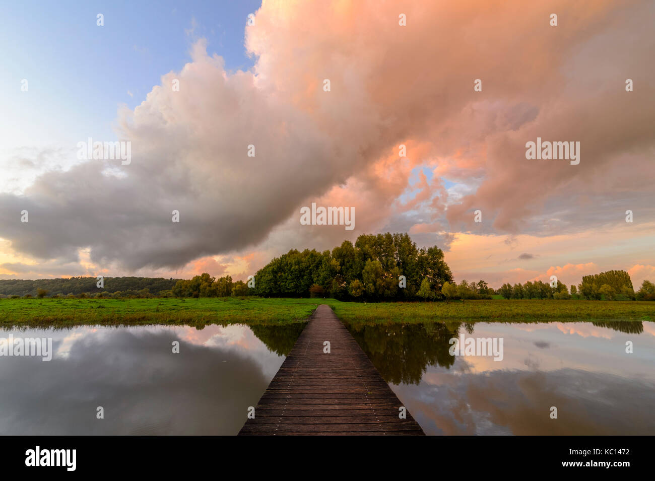 Footpath over water hi-res stock photography and images - Alamy