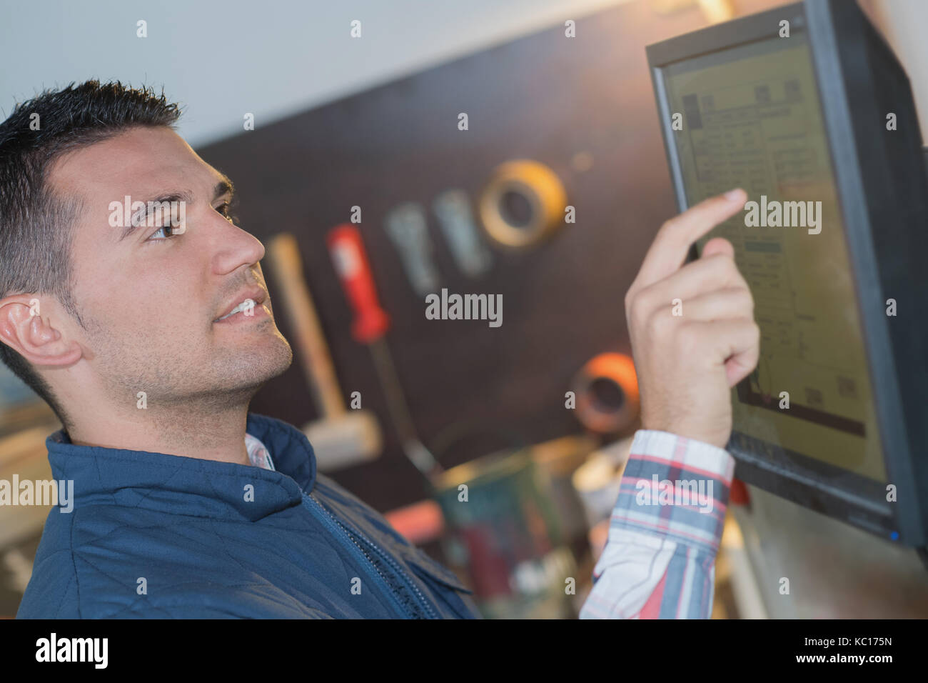 mechanic using a conputer screen Stock Photo - Alamy