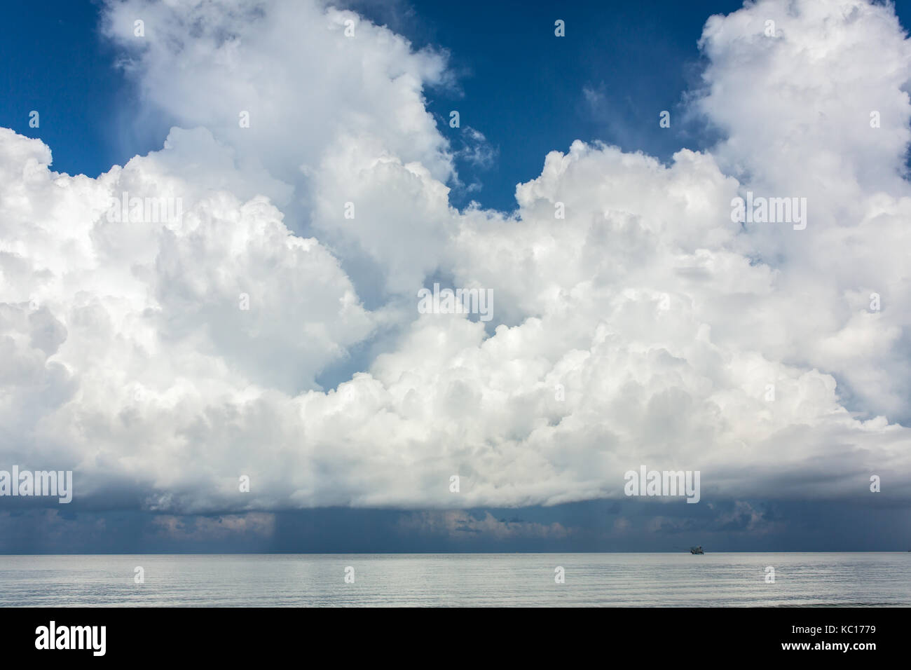 Storm clouds dark sky bad weather thunder storm rain hi-res stock ...