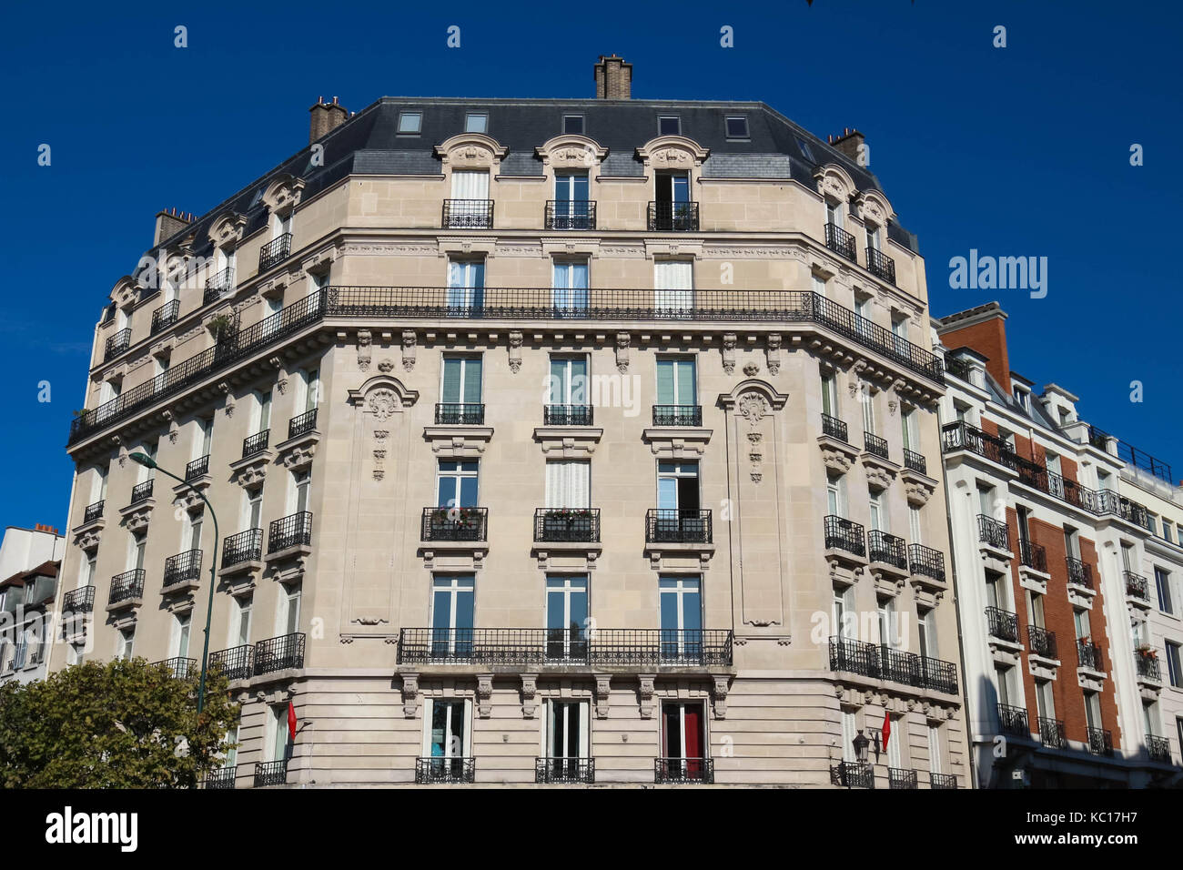 The traditional facade of Parisian building, France Stock Photo - Alamy