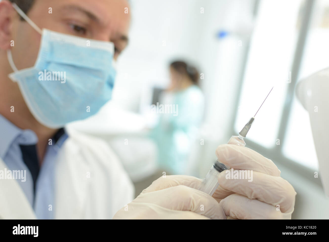 doctor injecting to treat patients Stock Photo - Alamy