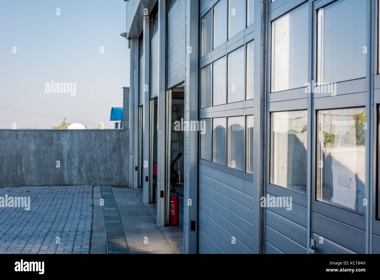 The entrance of car service side view Stock Photo - Alamy