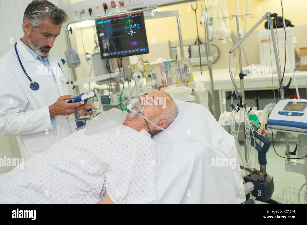 patient wearing an oxygen mask Stock Photo - Alamy