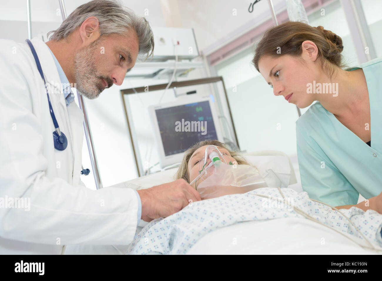 doctor putting an oxygen mask on patient at hospital Stock Photo - Alamy