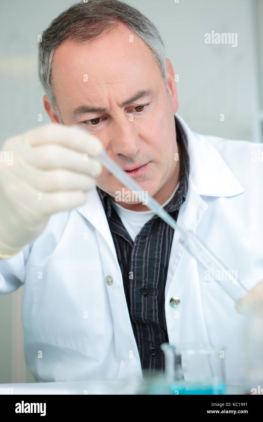 Drop drip science experiment pipette hi-res stock photography and ...