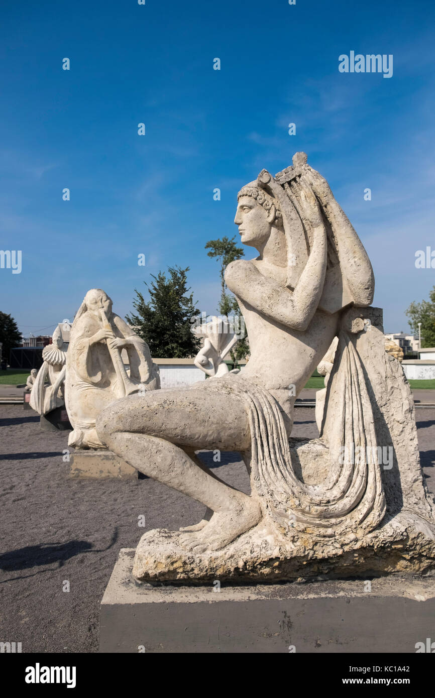 Fallen monument park moscow hi-res stock photography and images - Alamy
