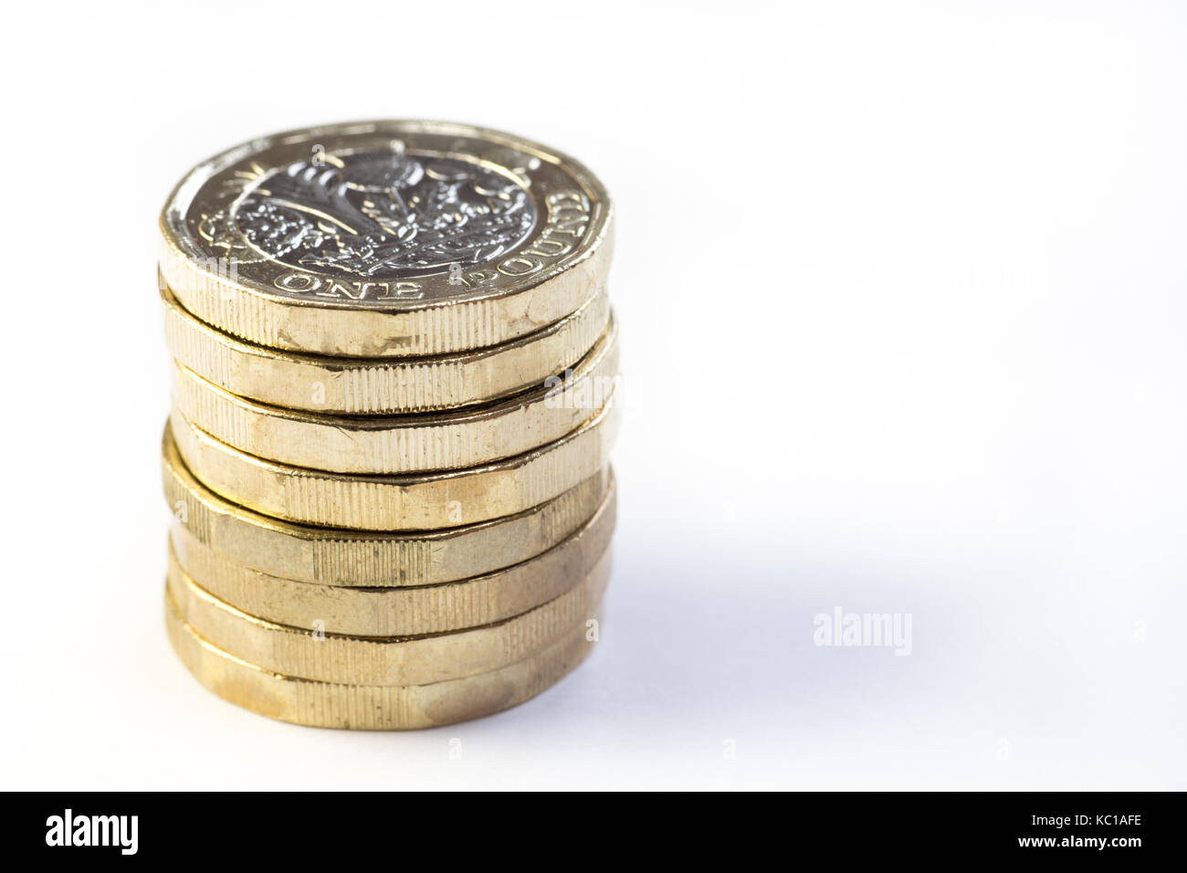 Pile of 2017 new British one pound coins Stock Photo - Alamy