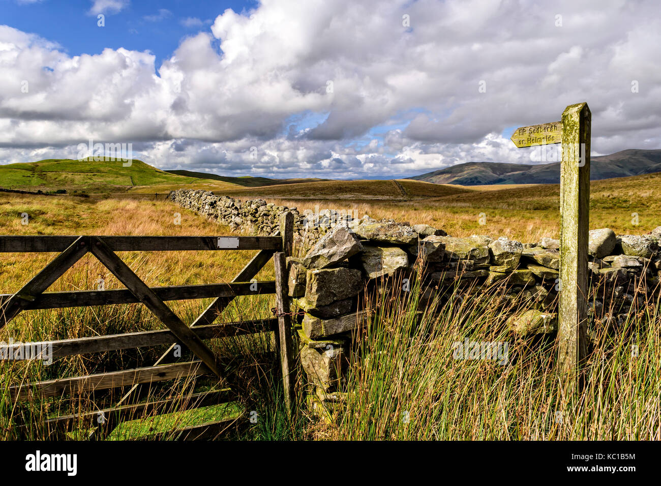 Stunning open walking countryside of the Yorkshire Dales National Park ...