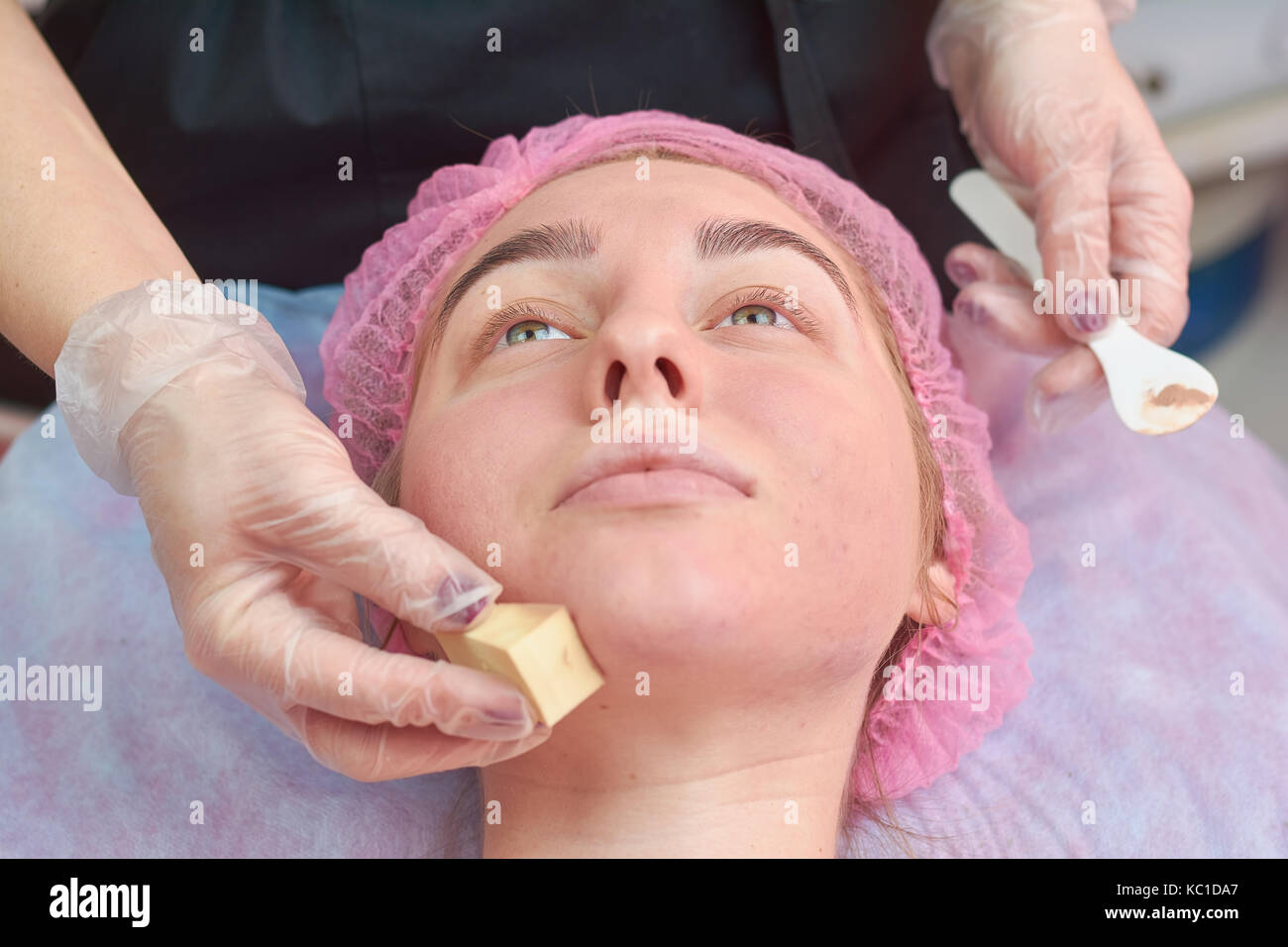 Hand applying foundation close up Stock Photo - Alamy