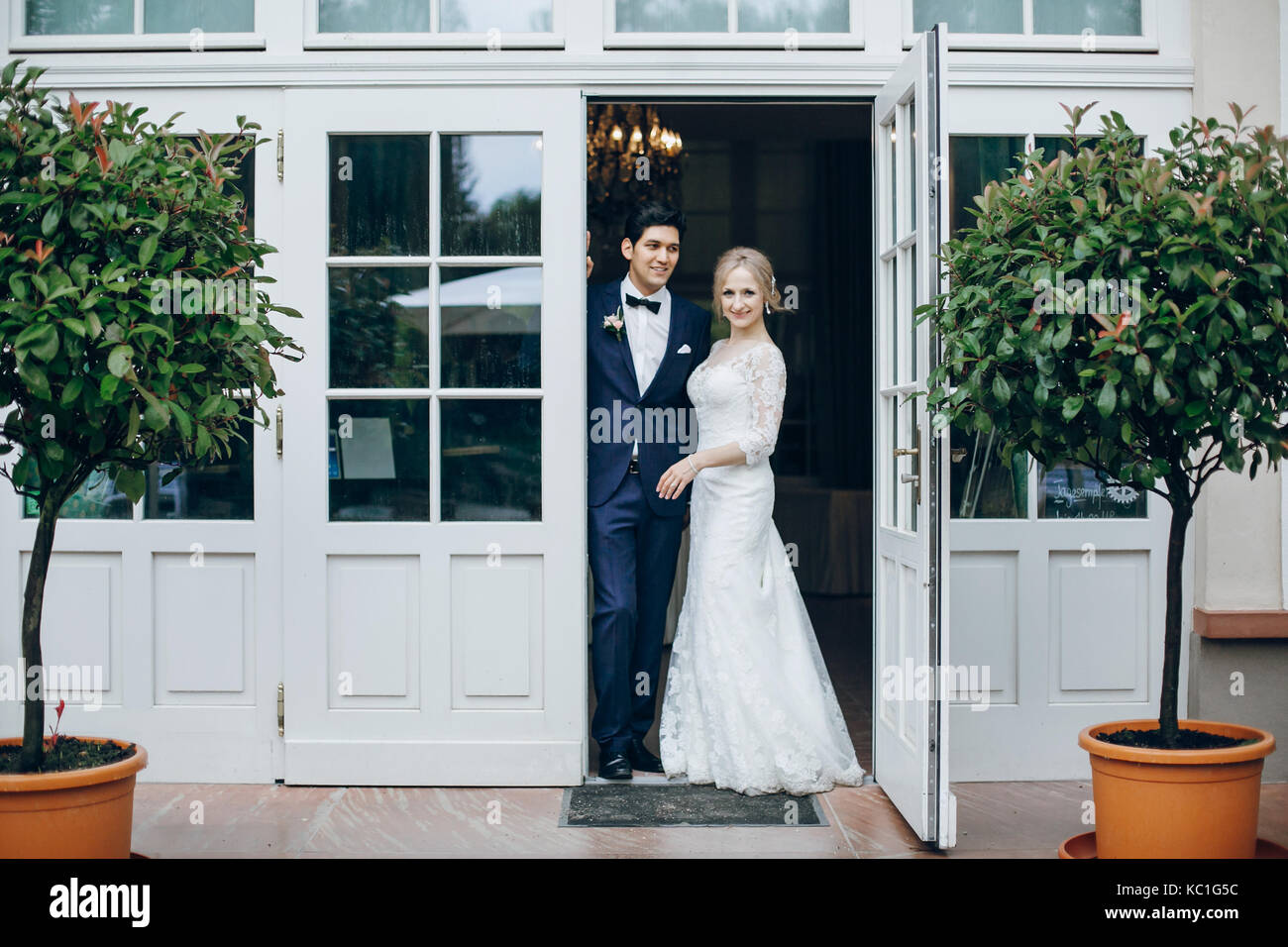 bride and groom Stock Photo - Alamy