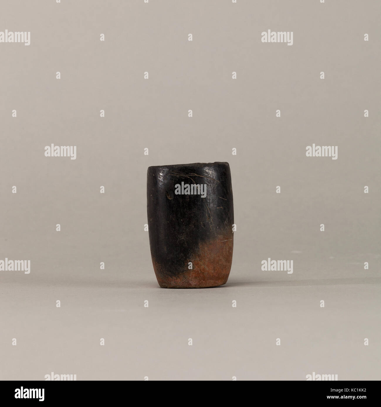 Black topped red ware cylindrical jar hi-res stock photography and ...