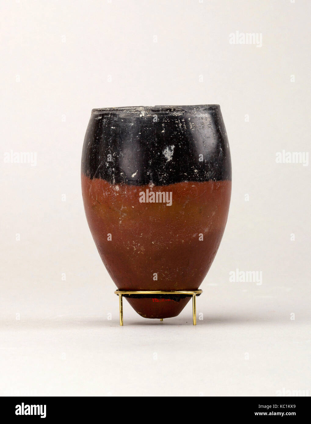 Black topped red ware jar hi-res stock photography and images - Alamy