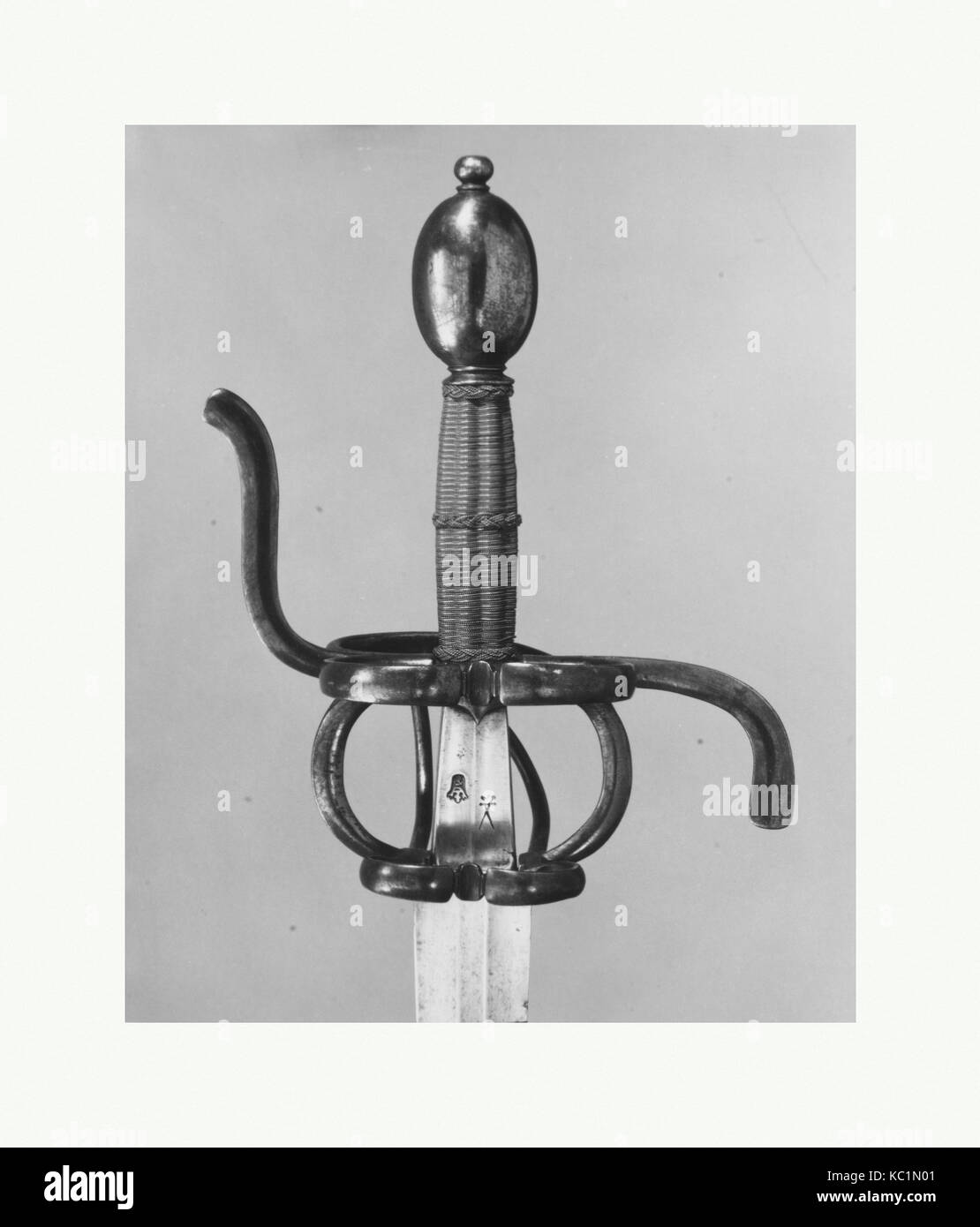 Rapier, ca. 1600–10, Saxony, German, Saxony, Steel, brass wire, wood, L ...