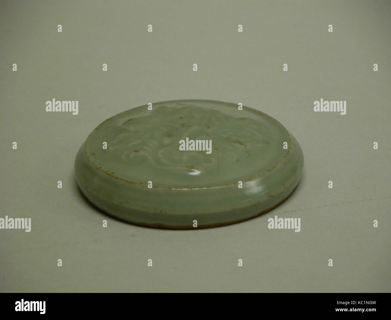 Lid of Box, Song dynasty (960–1279), China, Pottery (Longquan ware), H ...