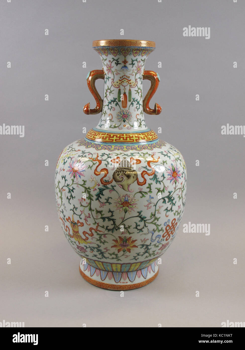Vase, Qing dynasty (1644–1911), Qianlong period (1736–95), China ...