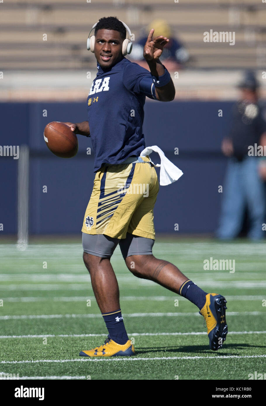 September 30, 2017: Notre Dame quarterback Brandon Wimbush (7) during ...