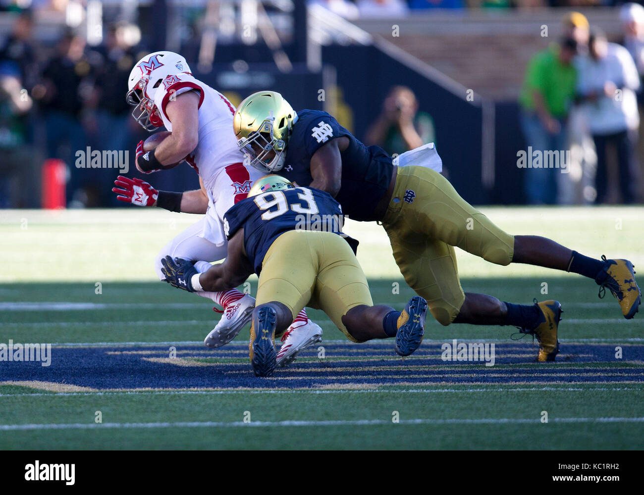 South Bend, Indiana, USA. 30th Sep, 2017. Notre Dame linebacker Te'von ...