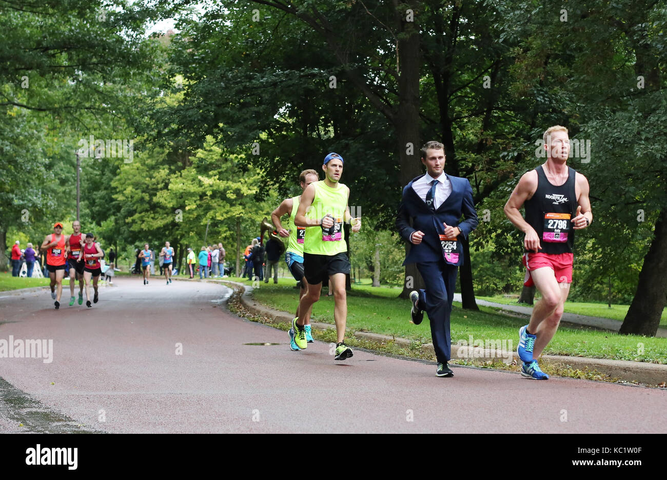 Minneapolis, Minnesota, USA. 1st October, 2017. A runner in the Twin ...