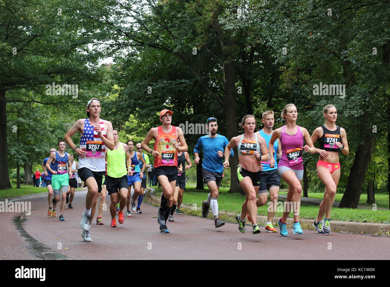 Minneapolis, Minnesota, USA. 1st October, 2017.Runners in the Twin ...