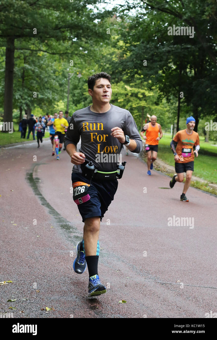 Minneapolis, Minnesota, USA. 1st October, 2017. A runner in the Twin ...
