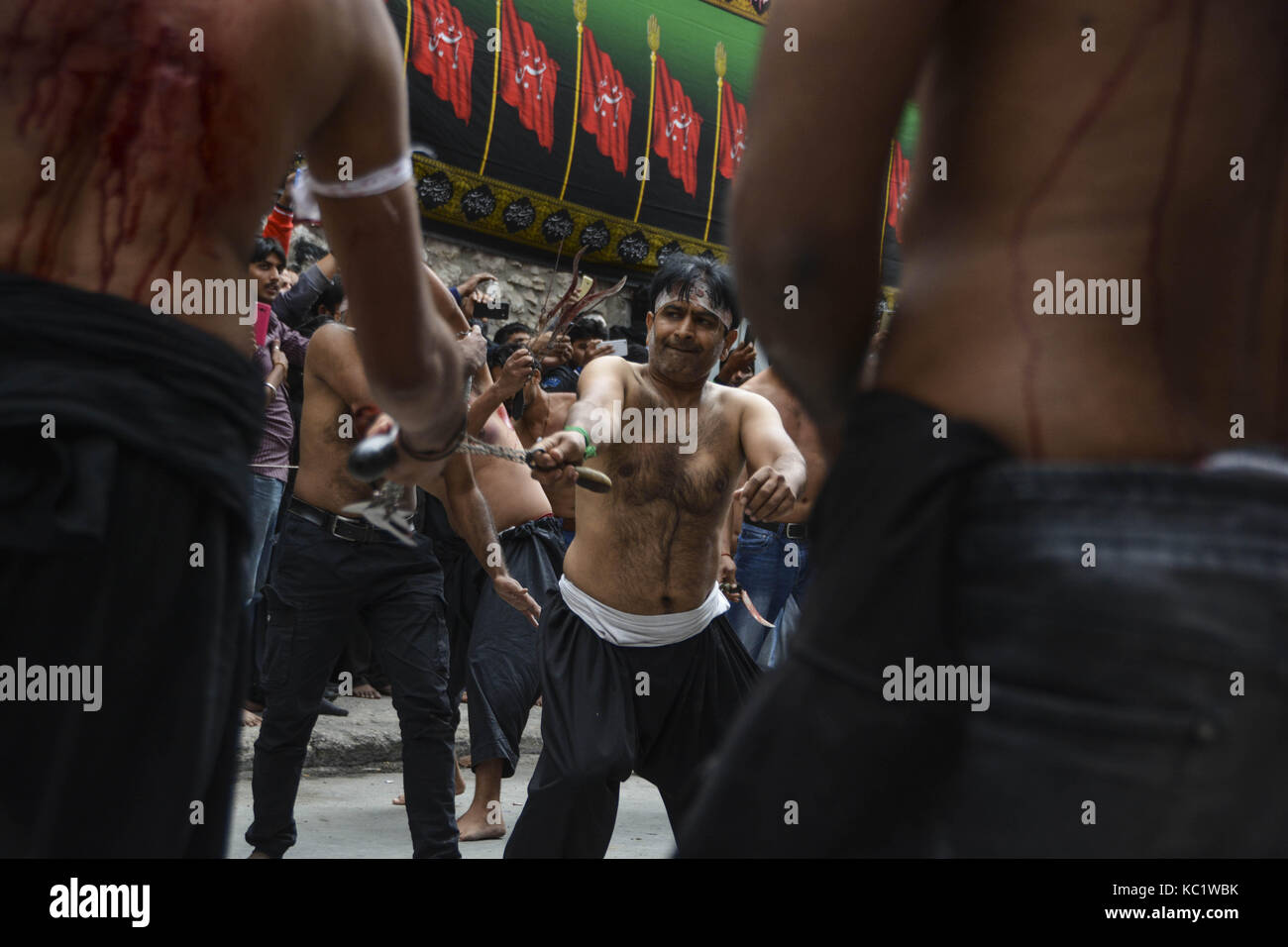 Piraeus, Greece. 1st Oct, 2017. On the day of Ashura, Shia Muslim men ...