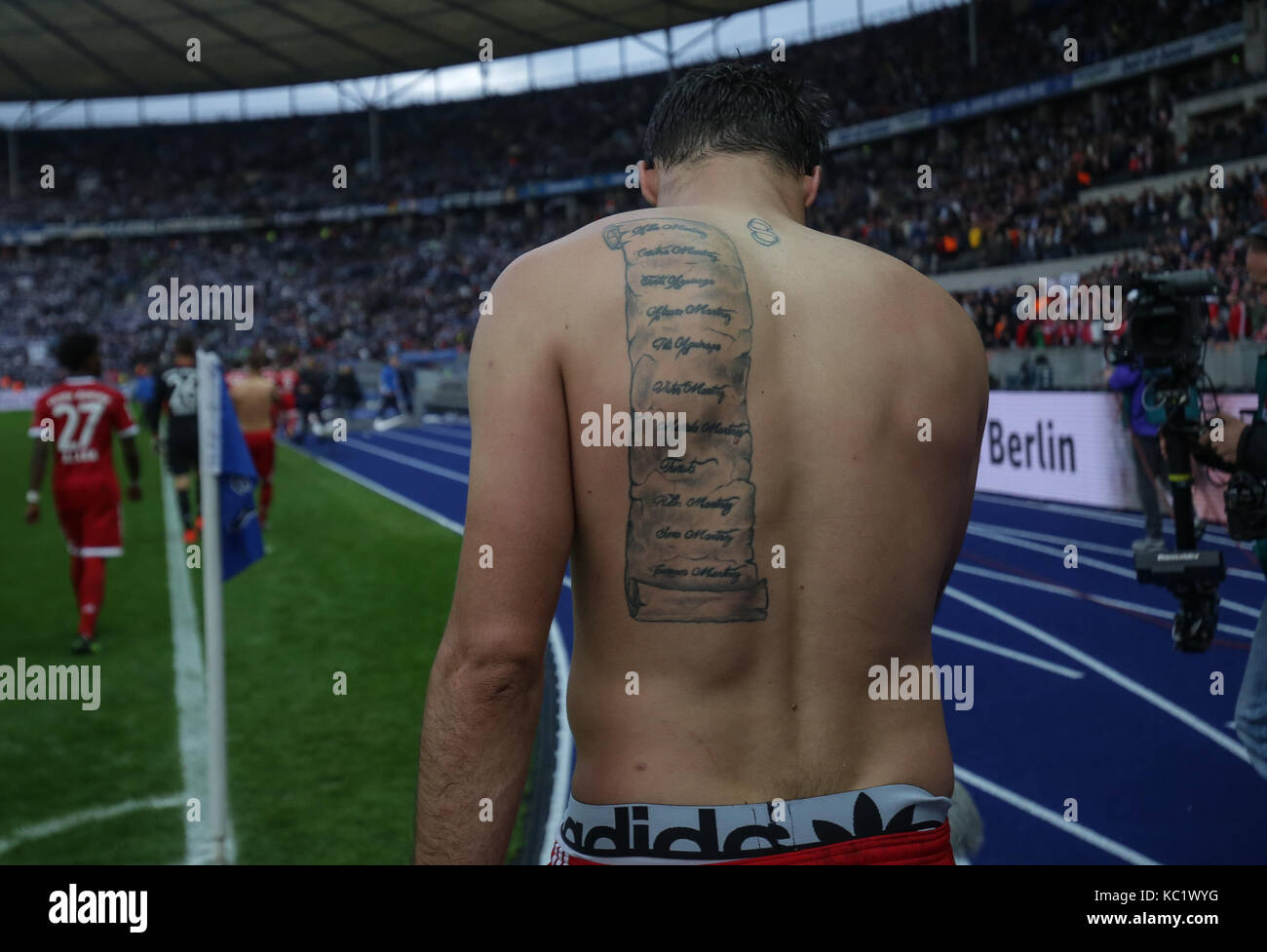 Berlin, Germany. 1st Oct, 2017. Munich's Javier Martinez shows his ...