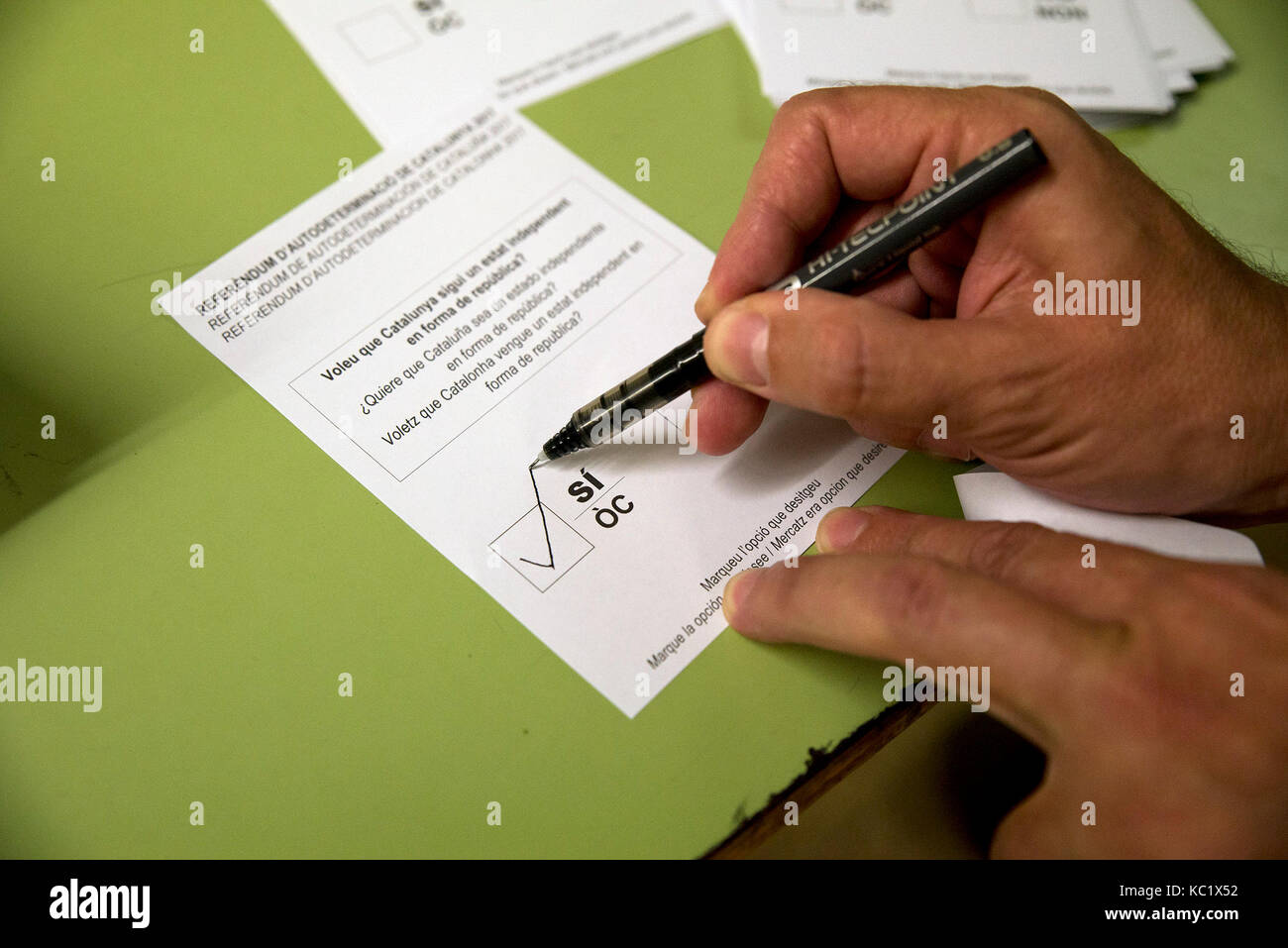 Barcelona, Spain. 1st Oct, 2017. A man ticks 'Yes' (Spanish/Catalan ...