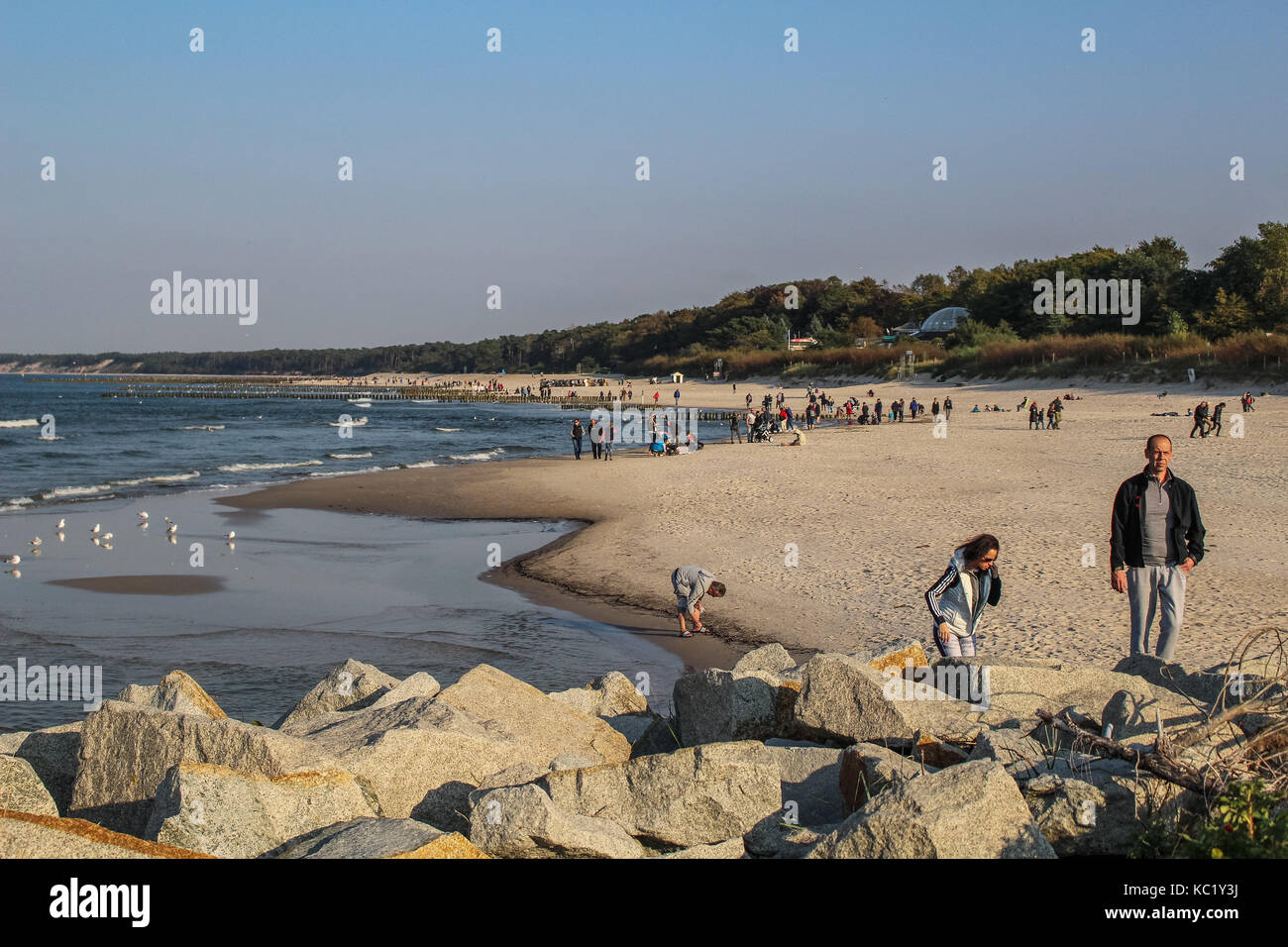 Ustka, Poland. 30th Sep, 2017. People walkin and sunbathing at the ...