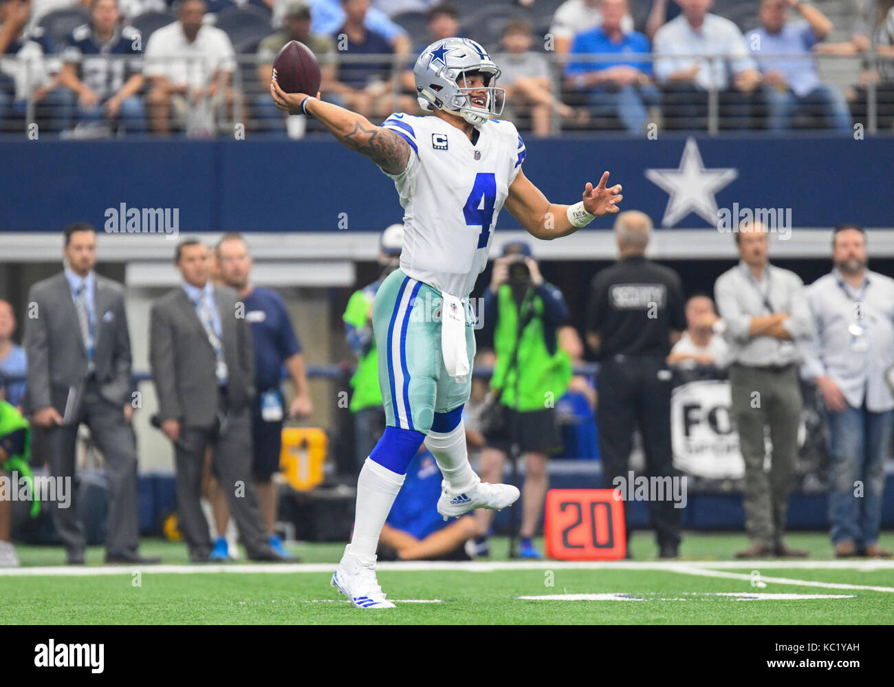 October 01, 2017: Dallas Cowboys quarterback Dak Prescott #4 passes for ...