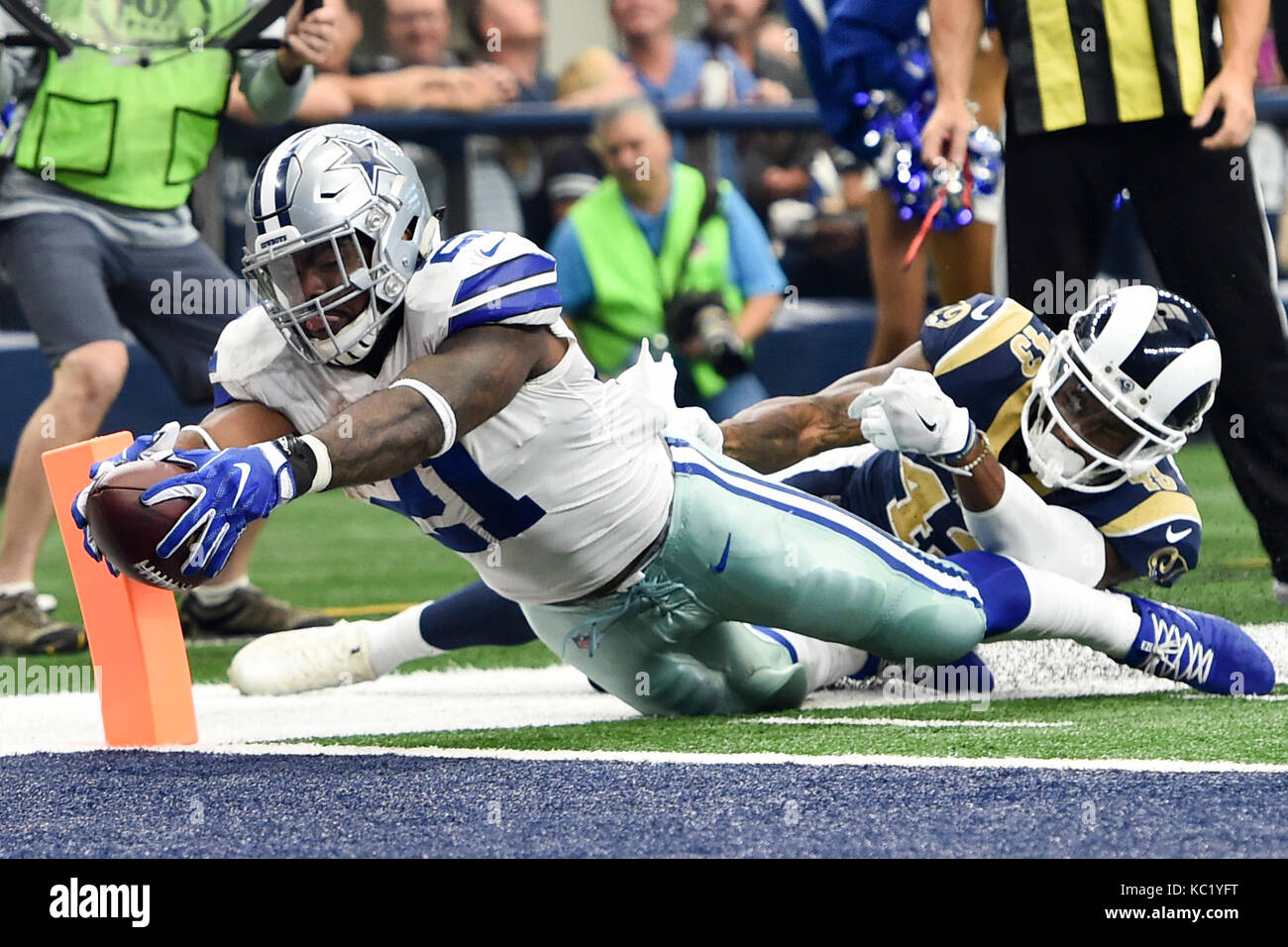Arlington, Texas, USA. 1st Oct, 2017. Dallas Cowboys running back ...