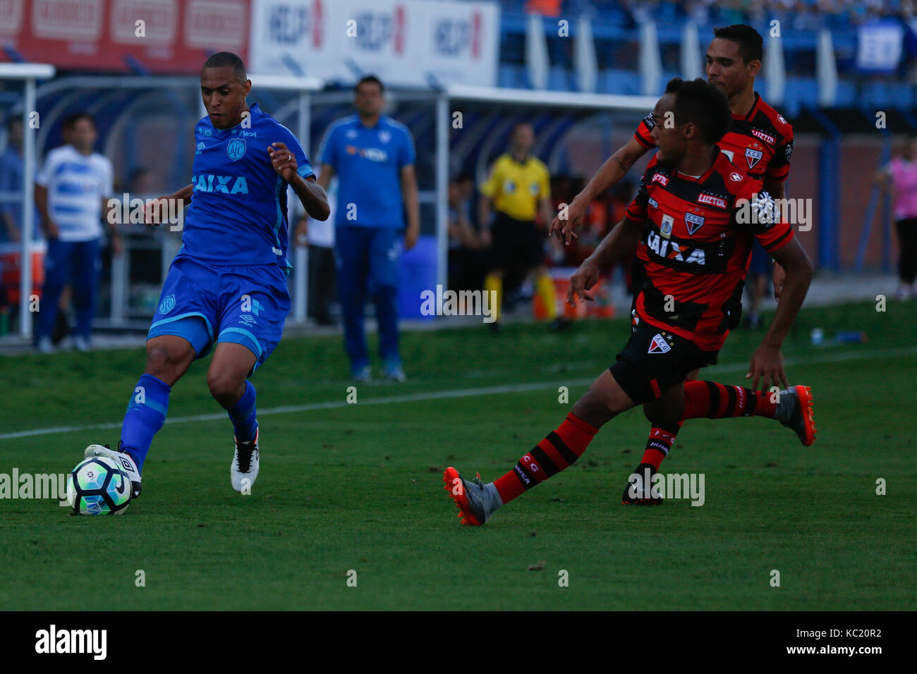 FLORIAN'POLIS, SC - 01.10.2017: AVAÍ X ATLÉTICO GO - Leandro Silva of Avaí and Luiz Fernando and ...