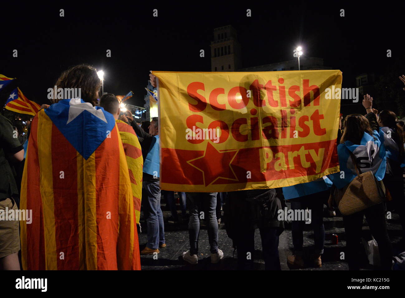 Barcelona, Spain. 1st October 2017. People gather in Catalunya square ...