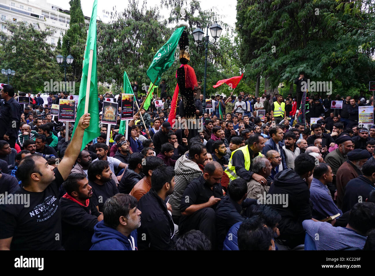 Athens, Greece. 30th Sep, 2017. Shia Muslims who live in Greece marched ...