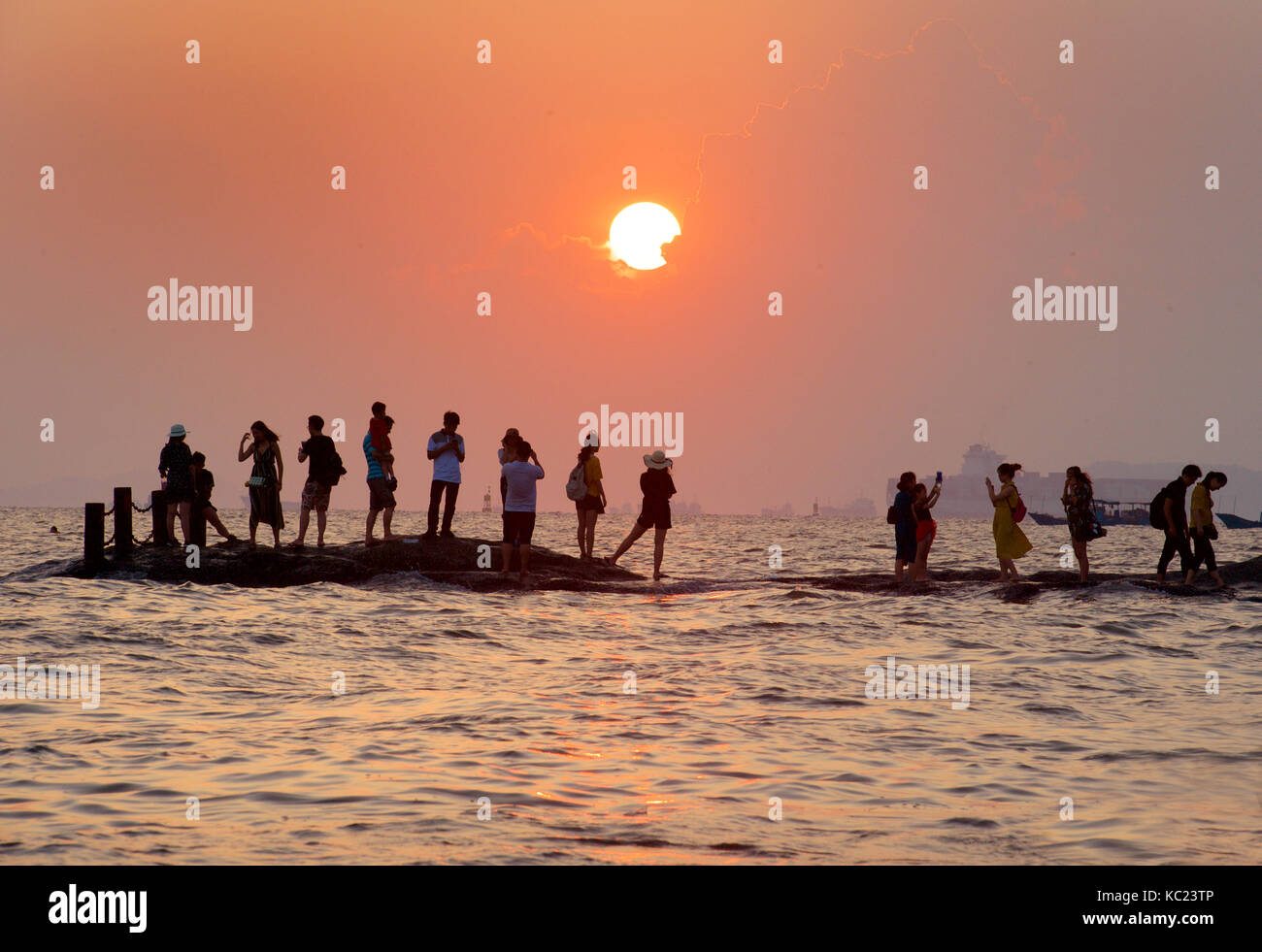 Xiamen, China's Fujian Province. 1st Oct, 2017. Tourists enjoy the ...
