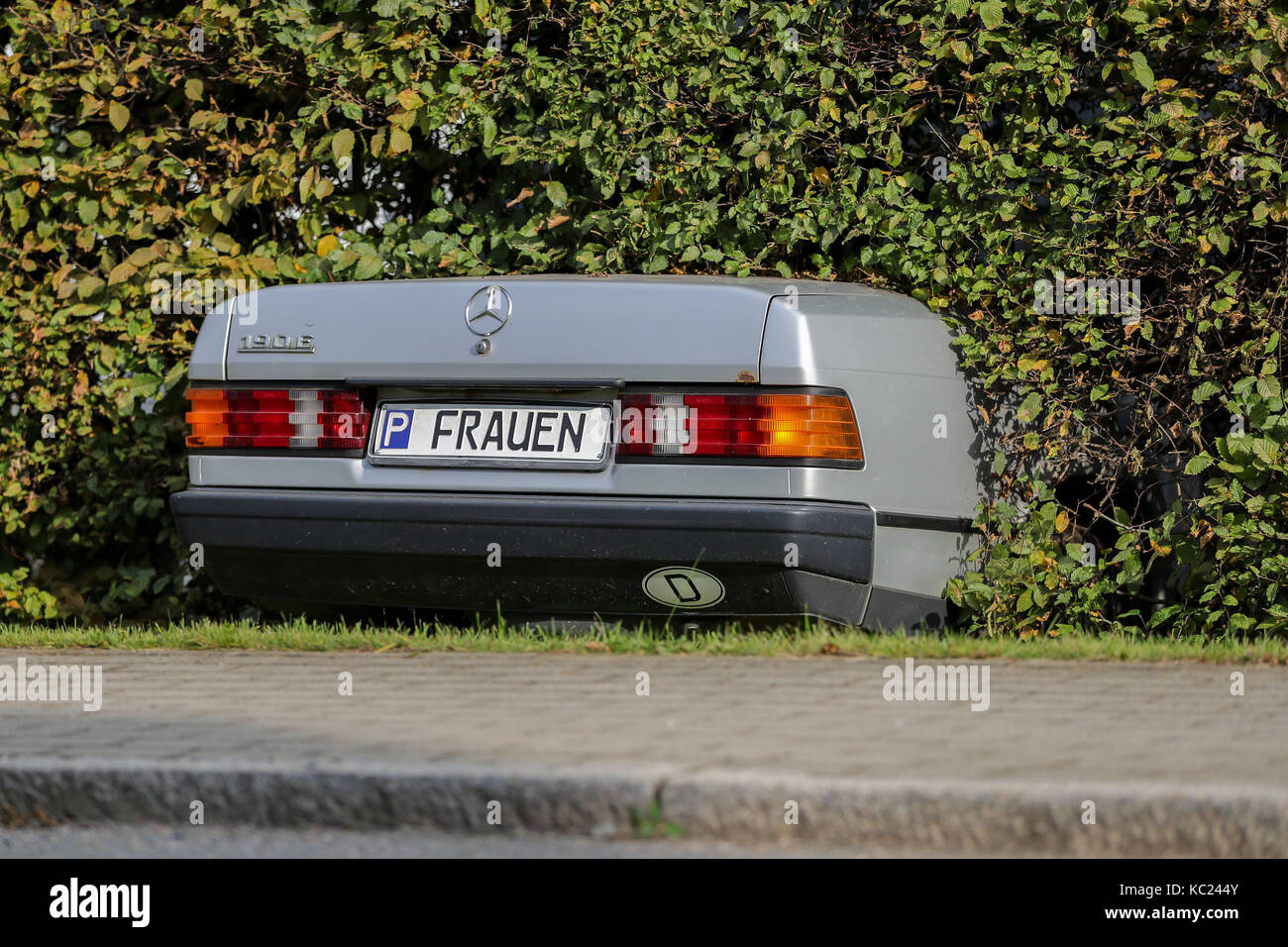 Callenberg, Germany. 29th Sep, 2017. Only the rear of the car peeks out ...