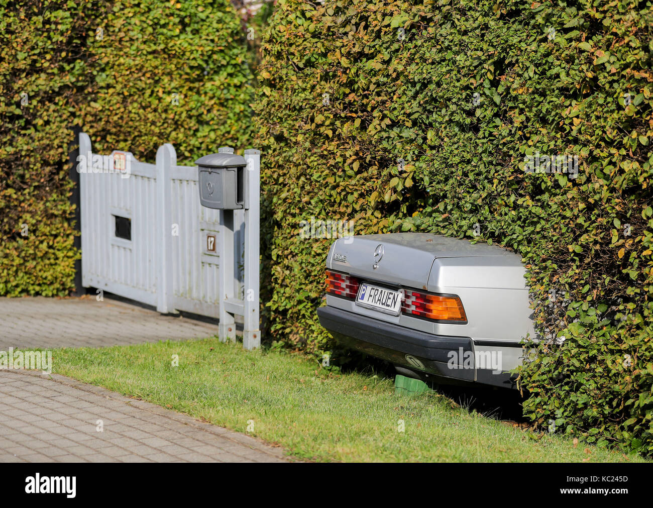 Callenberg, Germany. 29th Sep, 2017. Only the rear of the car peeks out ...
