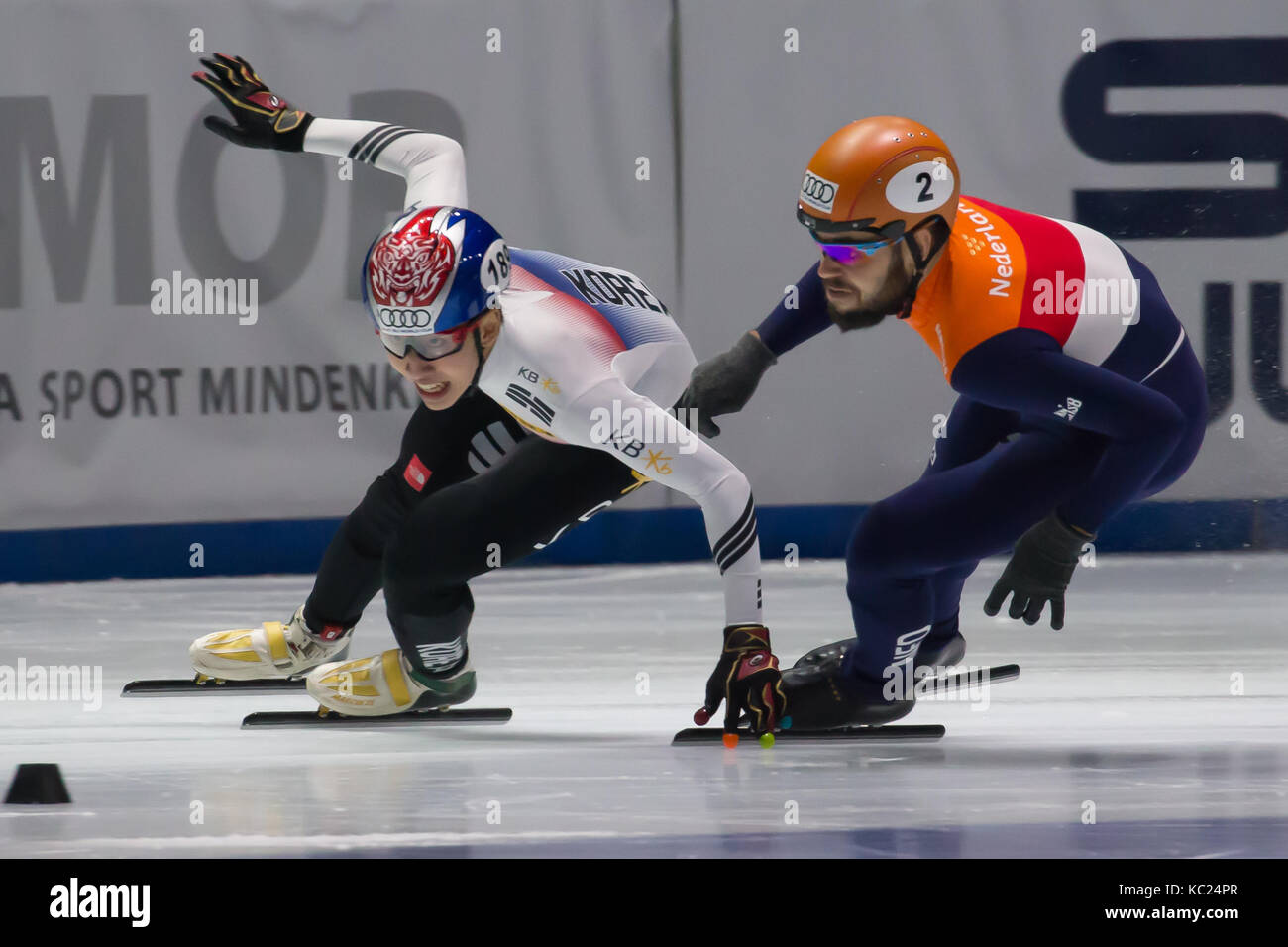 Budapest. 1st Oct, 2017. Lim Hyo Jun (L) of South Korea competes during ...