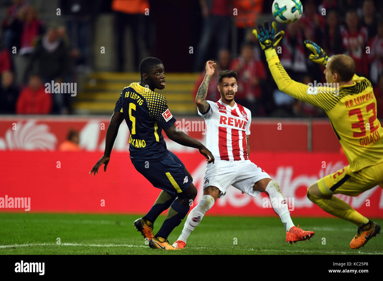 Cologne, Germany. 1st Oct, 2017. Cologne's Leonardo Bittencourt (M) and ...