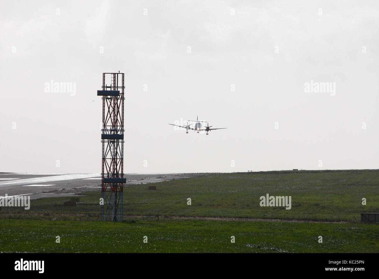 Aeroplane landing in strong wind hi-res stock photography and images ...