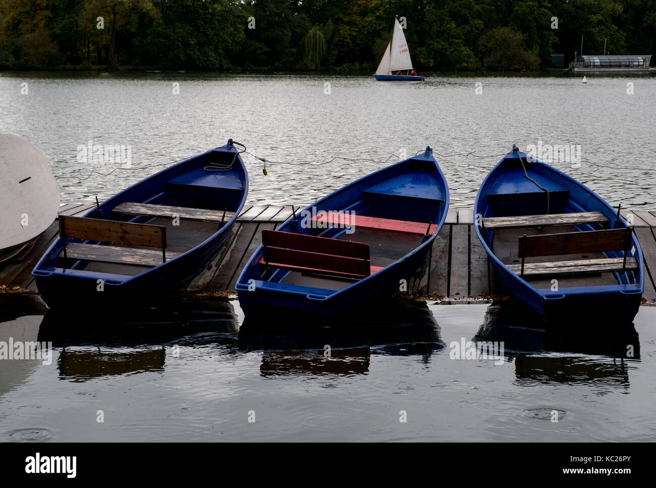 Hanover, Germany. 2nd Oct, 2017. Three blue rowing boats can be seen in ...