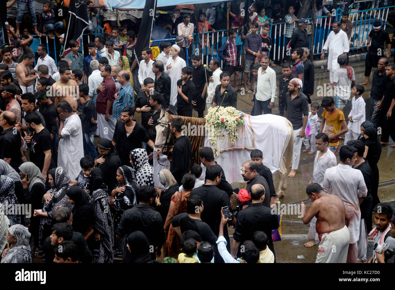 Kolkata, India. 01st Oct, 2017. Muslim men, women and children take ...