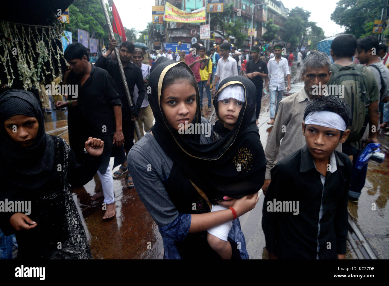 Kolkata, India. 01st Oct, 2017. Muslim men, women and children take ...