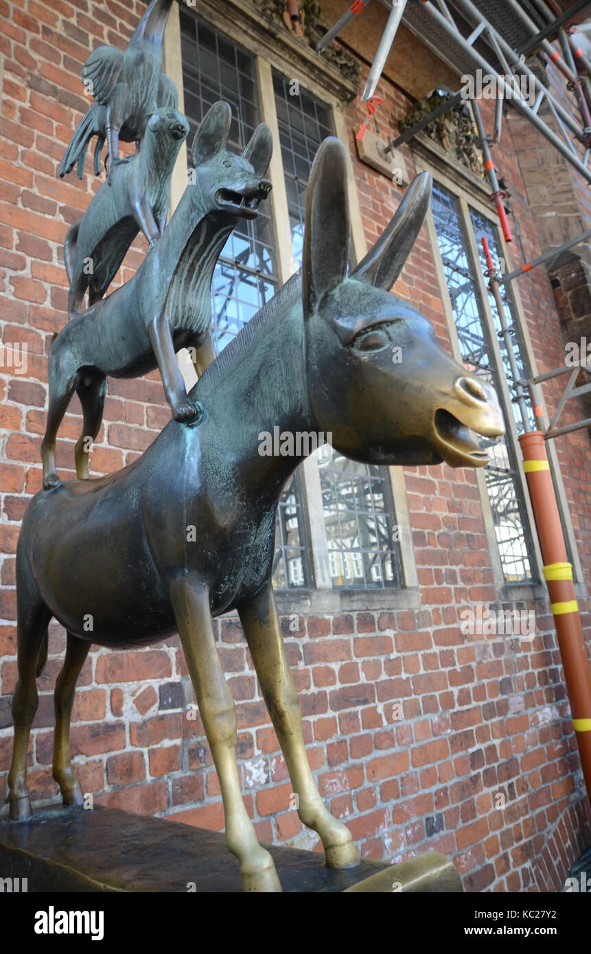 Statue of the bremen musicians hi-res stock photography and images - Alamy