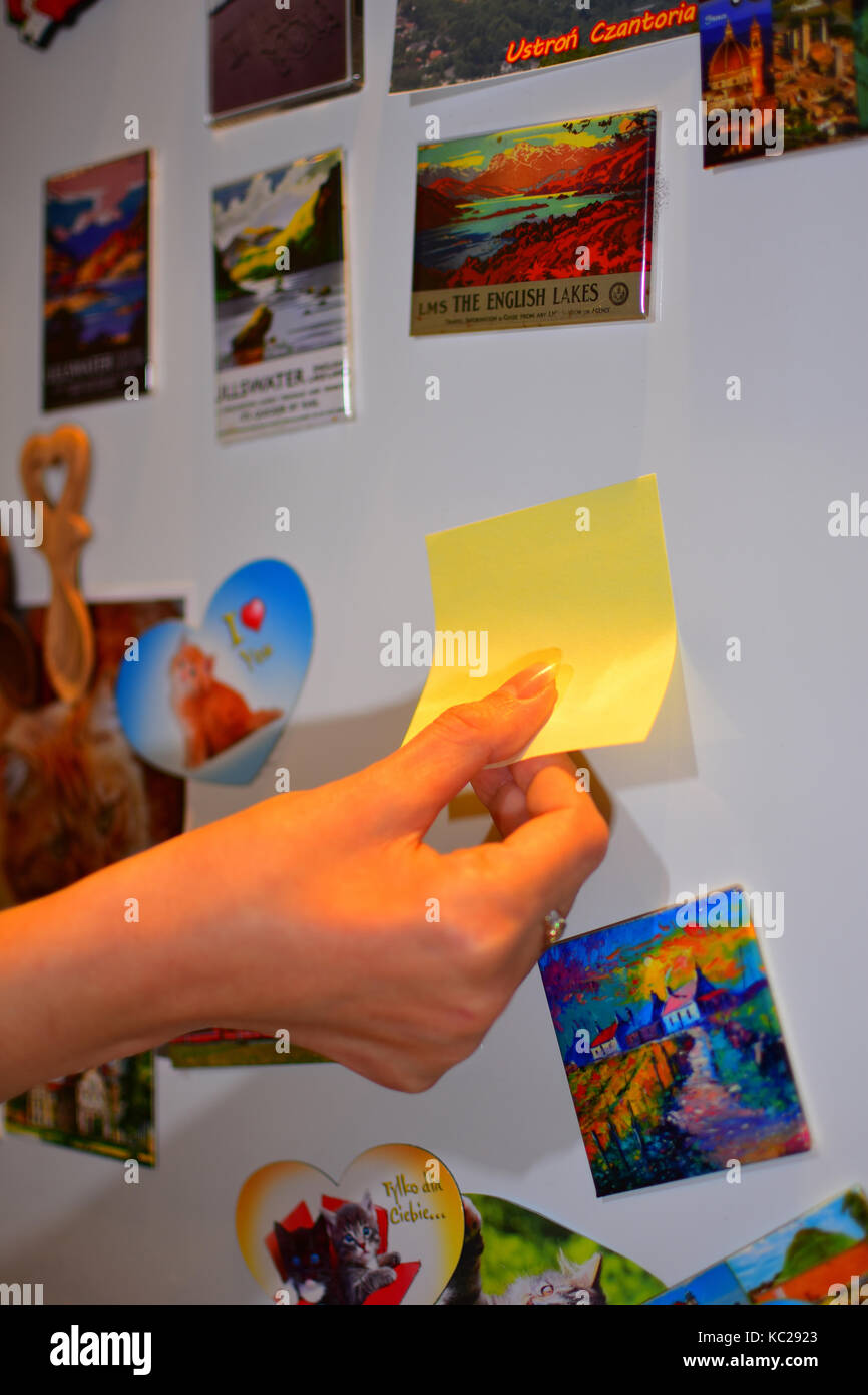 Post it note/reminder on a fridge door Stock Photo - Alamy