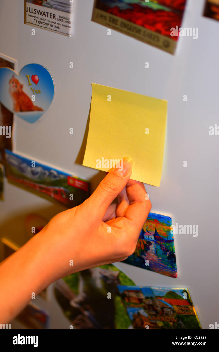 Post it note/reminder on a fridge door Stock Photo - Alamy