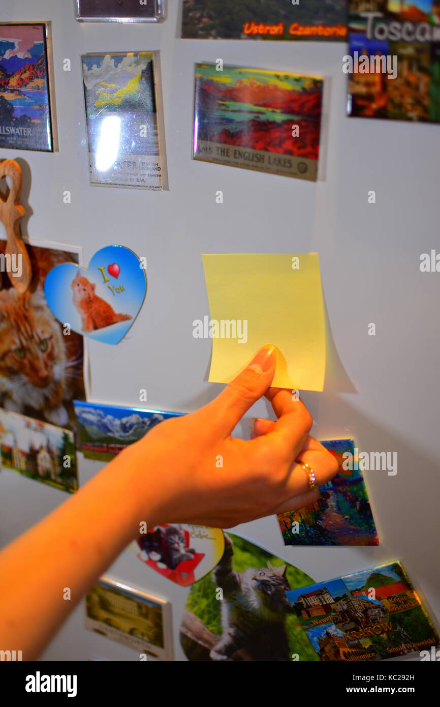 Post it note/reminder on a fridge door Stock Photo - Alamy